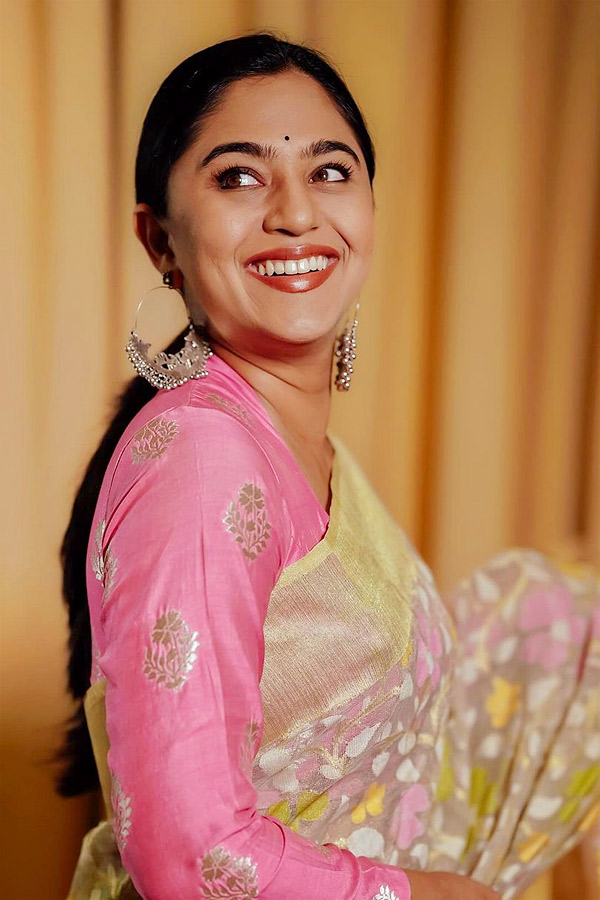 Mrunmayee Deshpande Photos: ఇండస్ట్రీలో సింగిల్‌ పీస్‌.. అందం,అభినయం ...