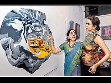 'నిర్భయ'కు నివాళిగా చిత్ర ప్రదర్శన | Artist Sravanthi Juluri's ...