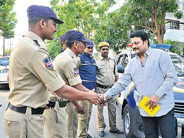 పోలీస్‌ స్టోరీ :సాయికుమార్ | sai kumar meets to police department as a ...