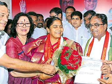 అందరి అభీష్టం మేరకే సునీతకు డీసీసీ పగ్గాలు | sunita reddy appointed as ...