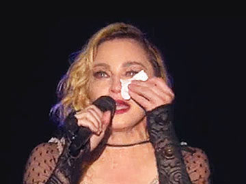 పాప్‌స్టార్ కన్నీరుమున్నీరైంది! | Madonna cries onstage as she pays ...