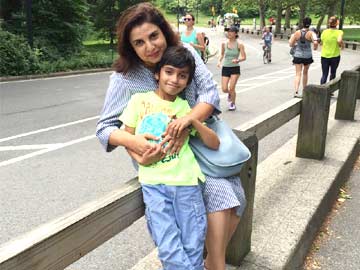 పేలుడు నుంచి తప్పించుకున్న లేడీ డైరెక్టర్ | Farah Khan and her son Czar ...