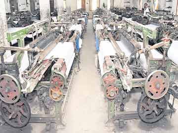 ఒకే దారం.. ఎందుకీ అంతరం! | sircilla weavers tragedy stories | Sakshi