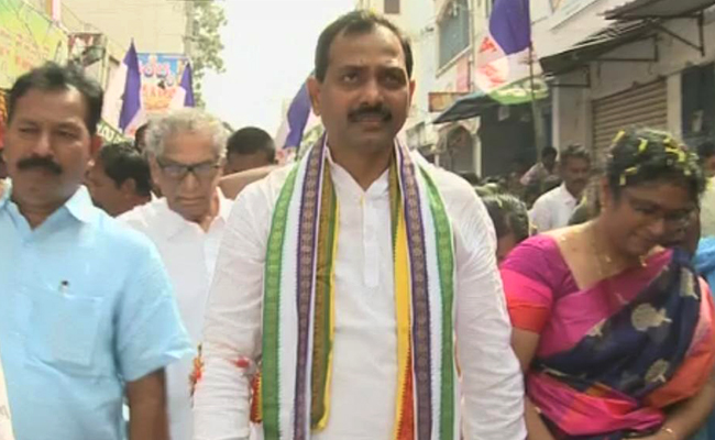 జగన్ సీఎం కావాలని తిరుమలకు పాదయాత్ర | YRCP MLA Gopireddy Srinivas Reddy ...