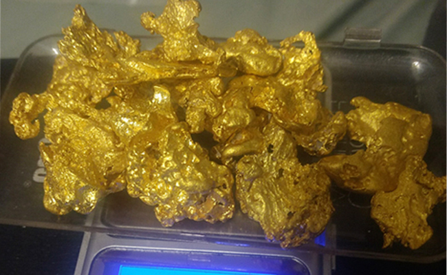 పార్శిల్‌లో రూ.15 లక్షల బంగారం | Rs 15 lakh worth gold found in parcel ...