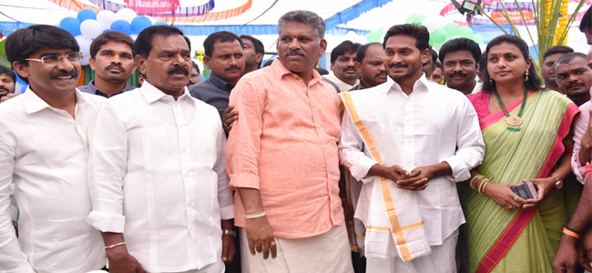 జనం మధ్యలో జగన్‌ సంక్రాంతి సంబరాలు | ys jagan celebrate sankranti ...