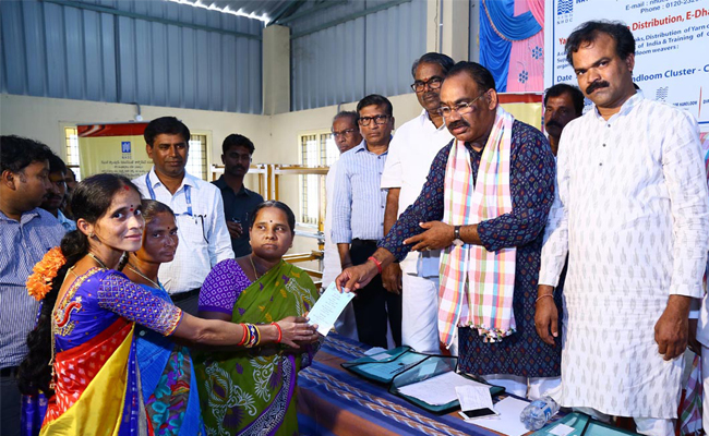 చేనేతకు అండగా ప్రభుత్వం | MLA Kusukuntla Prabhakar Reddy says telangana ...