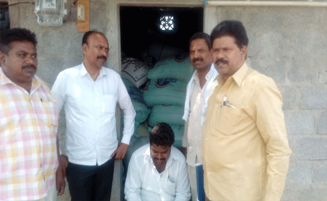 రేషన్‌బియ్యం పట్టివేత | ration rice Captured by police | Sakshi