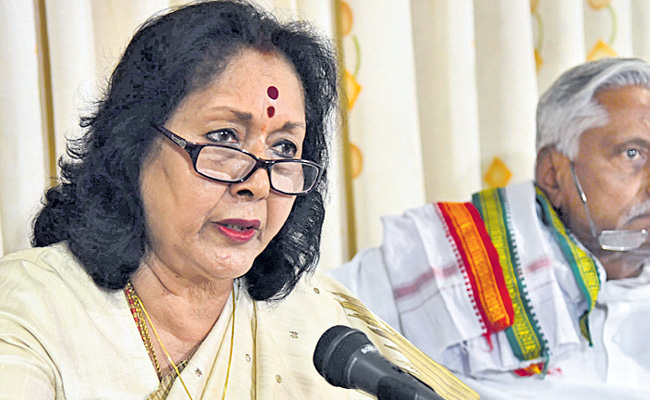 ప్రజలను మోసం చేసి పాలిస్తున్నారు: గీతారెడ్డి | Geeta reddy commented ...