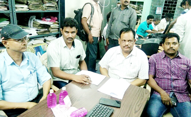 ఏసీబీ వలలో అవినీతి చేప | ACB Attack On Macharla Municipal Office | Sakshi