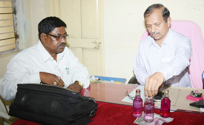 ఏసీబీకి చిక్కిన మరో అవినీతి చేప | Tribal welfare officer Demand Bribe ...