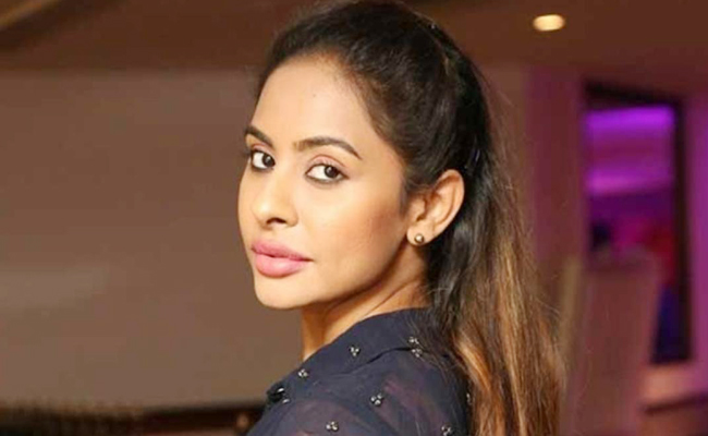 చెప్పుదెబ్బలు తప్పవు: శ్రీరెడ్డి | Sri Reddy Hits Back On Five Big ...