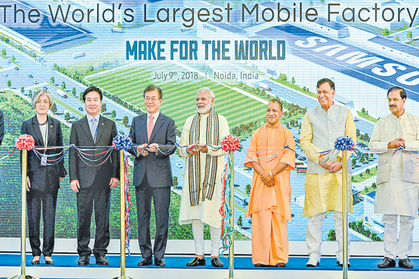 నోయిడాలో భారీ మొబైల్‌ ఫ్యాక్టరీ | Samsung inaugurates world's largest ...