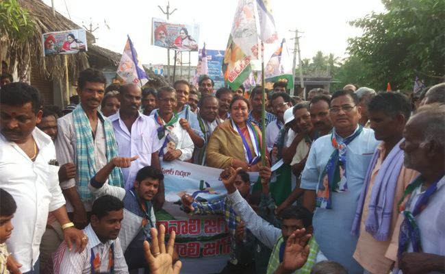 వైఎస్సార్‌ సీపీతోనే ప్రజా సంక్షేమం | Reddy Shanthi Padayatra For ...