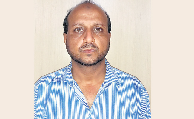 12 ఏళ్ల కుమార్తె నగ్న చిత్రాలు ఆన్‌లైన్‌లో.. | Consular Access For ...