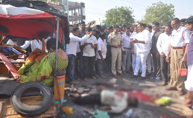 సీతారామా.. ఎంత ఘోరం జరిగిందయ్యా! | Auto And Lorry Accident In Kodad ...