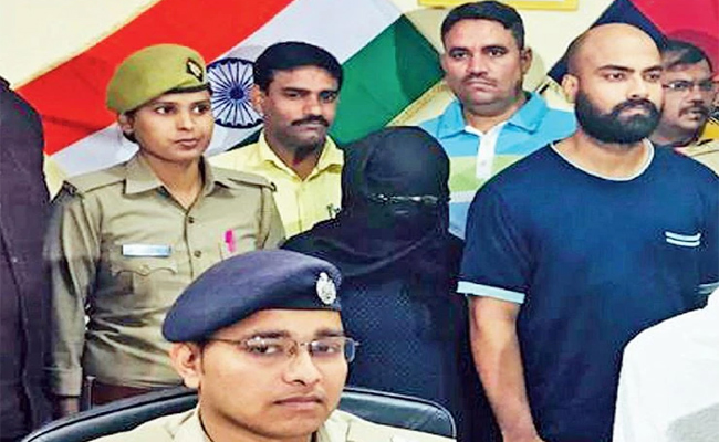 పోలీసులకే టోకరా.. 18 నెలలు వీఐపీ సేవలు..! | Woman Poses As IFS Officer ...