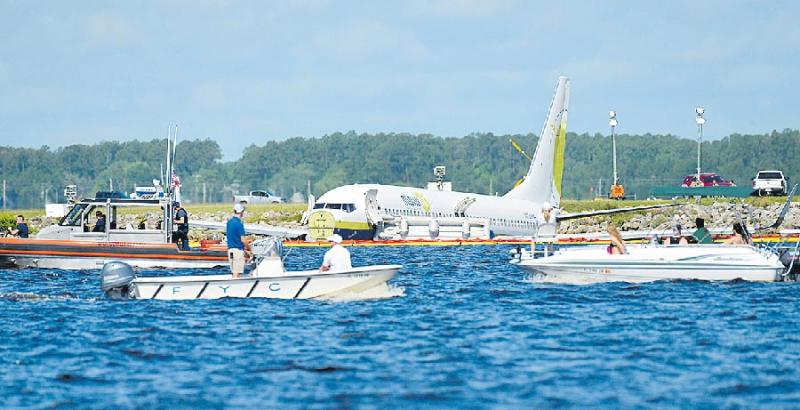 రన్‌వే నుంచి నదిలోకి.. | Boeing 737 slides off runway into Florida ...