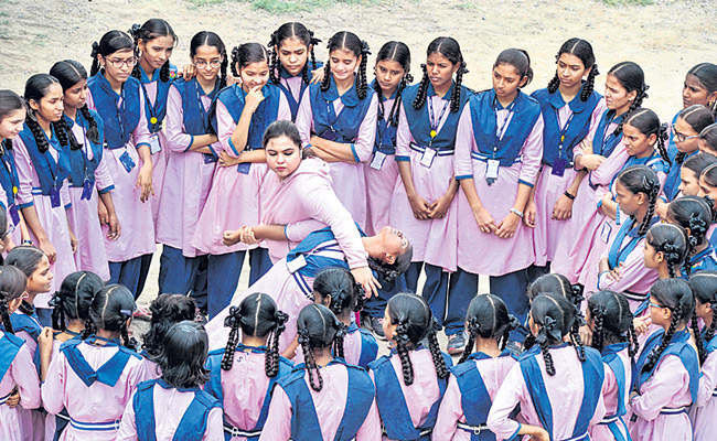 ఆడపిల్ల చేతిని పిడికిలిగా మార్చాలి | Syeda falak Giving Training To ...