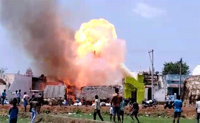 ఆశలను ఆవిరి చేసిన అగ్నిప్రమాదం | Fire Accident Occurred Due To Short ...