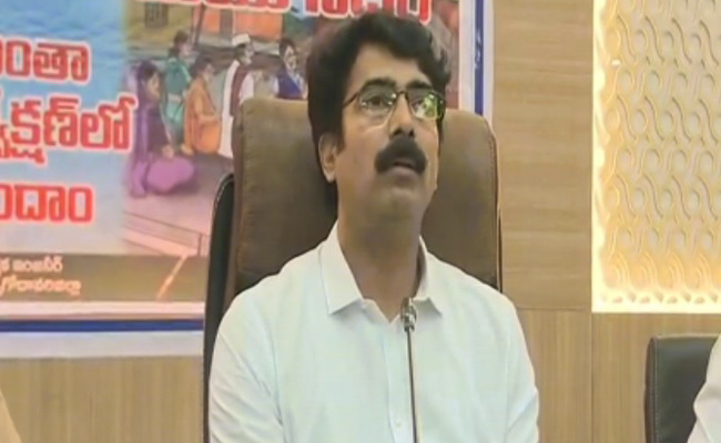 ‘గ్రామ వాలంటీర్లను భాగస్వాముల్ని చేయాలి’ | Collector Muralidhar Reddy ...