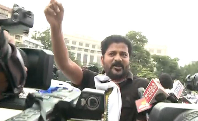 బైక్‌పై దూసుకొచ్చిన రేవంత్‌రెడ్డి | Revanth Reddy Reaches Pragathi ...