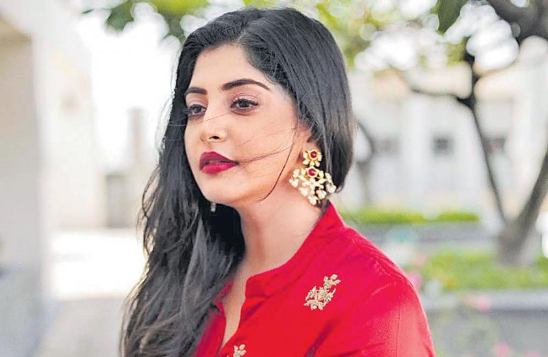 నాలోని నన్ను వెతుక్కుంటా! | Manjima Mohan opens up about her leg ...