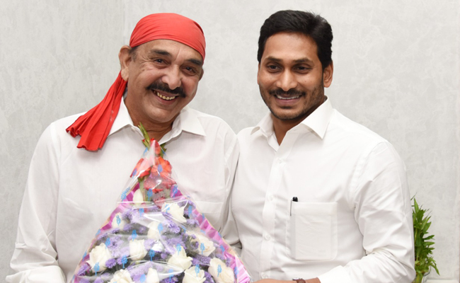 వైఎస్‌ జగన్‌: సీఎం ను కలిసిన విజయ్‌ చందర్‌ | FDC Chairman Vijay Chander ...