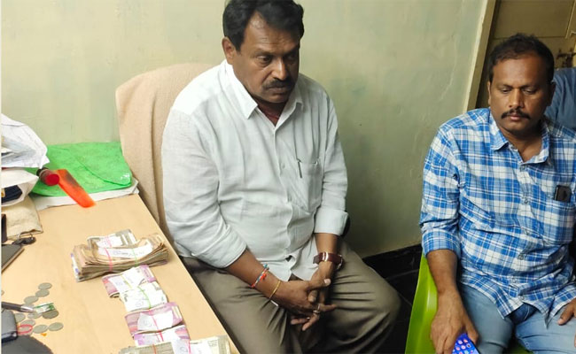ఆయన సంపాదనకు ఏసీబీ అధికారులే నోరెళ్లబెట్టారు | ACB Attacks At Anantapur ...