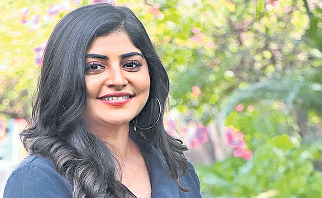 నా బలం తెలిసింది | Manjima Mohan Recovering After Leg Surgery | Sakshi