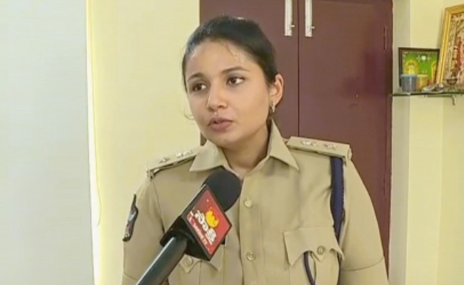 గృహహింస: దిశ టీం 24 గంటలు పనిచేస్తుంది | Disha Special Officer Deepika ...