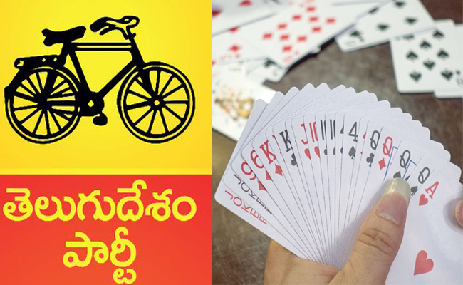 లాక్‌డౌన్‌లో టీడీపీ పేకాట శిబిరం | TDP Leaders Playing Cards Amid ...