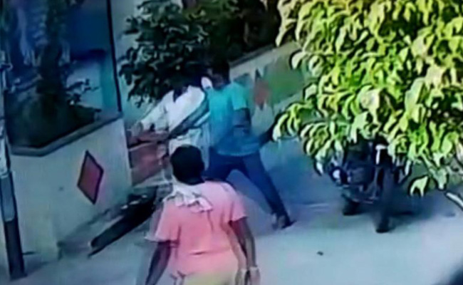 విశాఖ గ్యాంగ్వార్.. పోలీసులు సీరియస్.. | Visakha Police Have ... విశాఖ గ్యాంగ్వార్.. పోలీసులు సీరియస్.. | Visakha Police Have ...