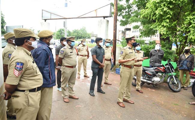 పోలీసు శాఖపై కరోనా పంజా | Coronavirus Cases Increases In Police ...
