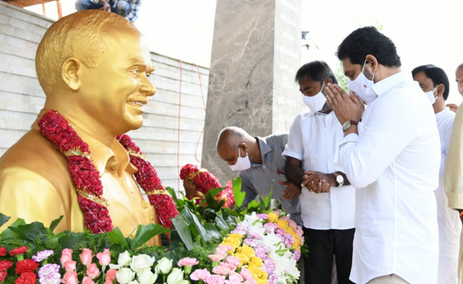 YSR Death Anniversary: Family Prayers at YSR Ghat | మహానేతకు ...
