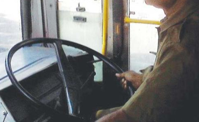 డ్రైవర్‌ సమయస్పూర్తి: ప్రాణాలు పోతున్నా.. | Bus Driver Saves Passengers ...