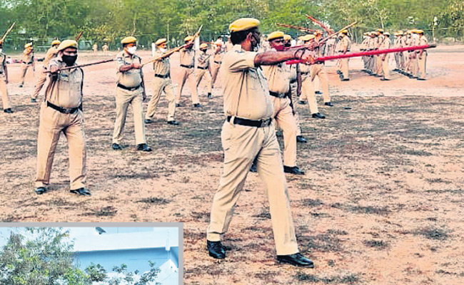 లాఠీలకు ‘పని’ చెప్పిన ఖమ్మం ఖాకీలు | Khammam Police Ready To Lathis To ...