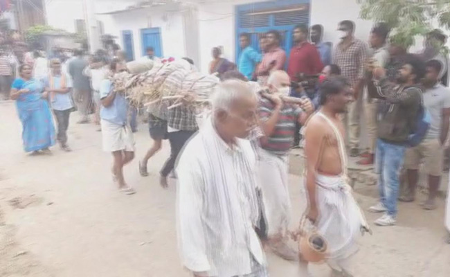 High Court Advocate Couple Funeral Completed In Peddapalli - Sakshi