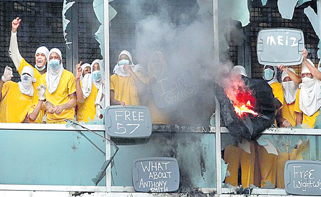 అమెరికాలో జైల్లో ఖైదీల బీభత్సం | Inmates at St. Louis jail set fires ...