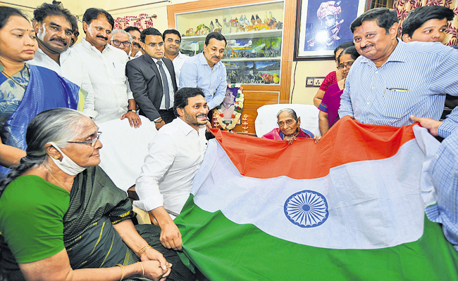 రూపకర్తకు నీరాజనం.. జెండాకు వందనం | CM Jagan Honored Pingali Venkayya ...