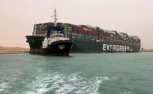 సూయజ్‌ లో చిక్కుకున్న రాకాసి నౌకకు తప్పని కష్టాలు | Egypt Demands 1 ...