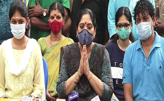 ప్రభుత్వాలకు ధన్యవాదాలు: నటుడు వివేక్‌ సతీమణి | Actor Vivek Wife Holds ...