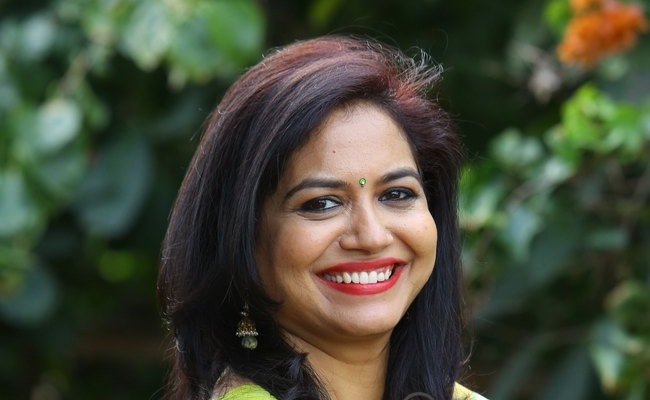 HBD Sunitha: ఆ హీరోయిన్లకు డబ్బింగ్‌ చెప్పిన సింగర్ సునీత | Singer ...