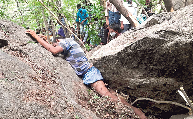 ఉసురుతీసిన ఉడుముల వేట | Man Found Dead While Hunting Monitor Lizard At ...