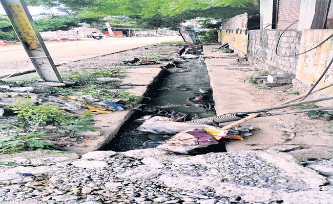 అధికారుల తీరును ఏమనాలా! | Hyderabad Nala Construction Overlaps | Sakshi