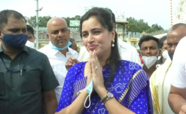 MP Navneet Kaur Visits Tirumala - Sakshi