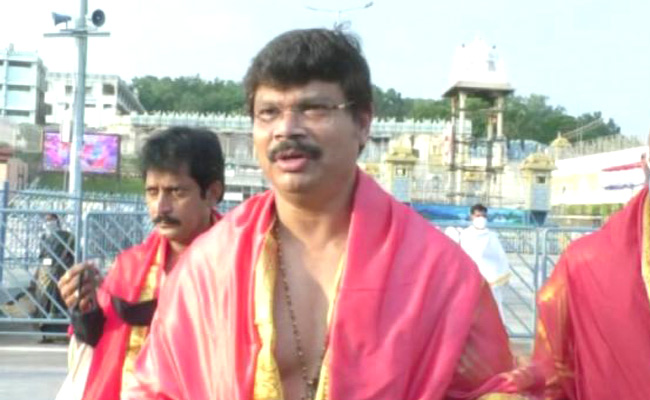 Director Boyapati Srinu Visits Tirumala Temple - Sakshi