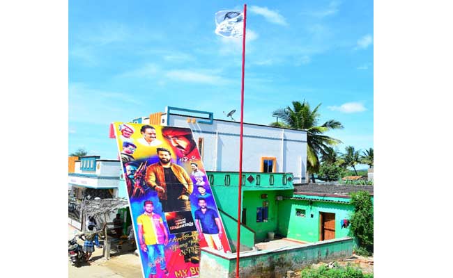 టీడీపీలో కలకలం: కుప్పంలో ‘జూనియర్‌’ జెండా! | Junior NTR Flag Flying ...