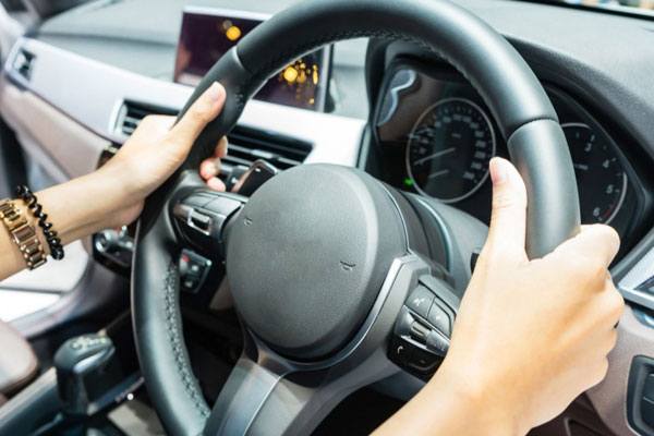 కారు డ్రైవింగ్‌ చేసేటప్పుడు ఎలా కూర్చోవాలి? | Good Posture While ...