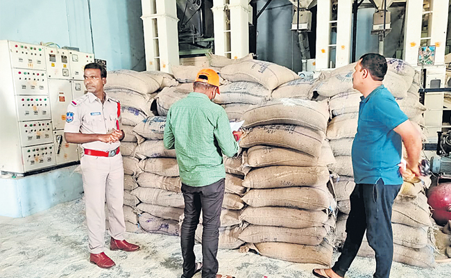 బియ్యం అక్రమార్కులకు పెద్దల అండ! | GadWal District Rekha Rice Mill ...